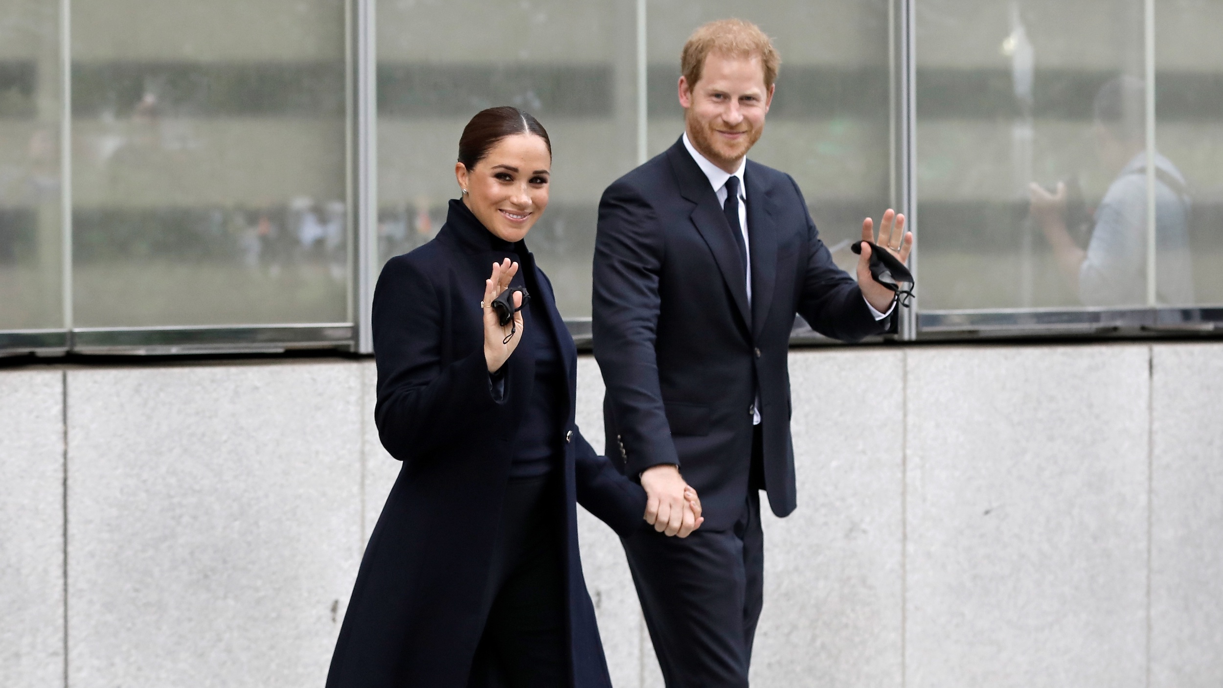 Meghan Markle straalt in blauwe Christopher John Rogers jurk - Vogue NL