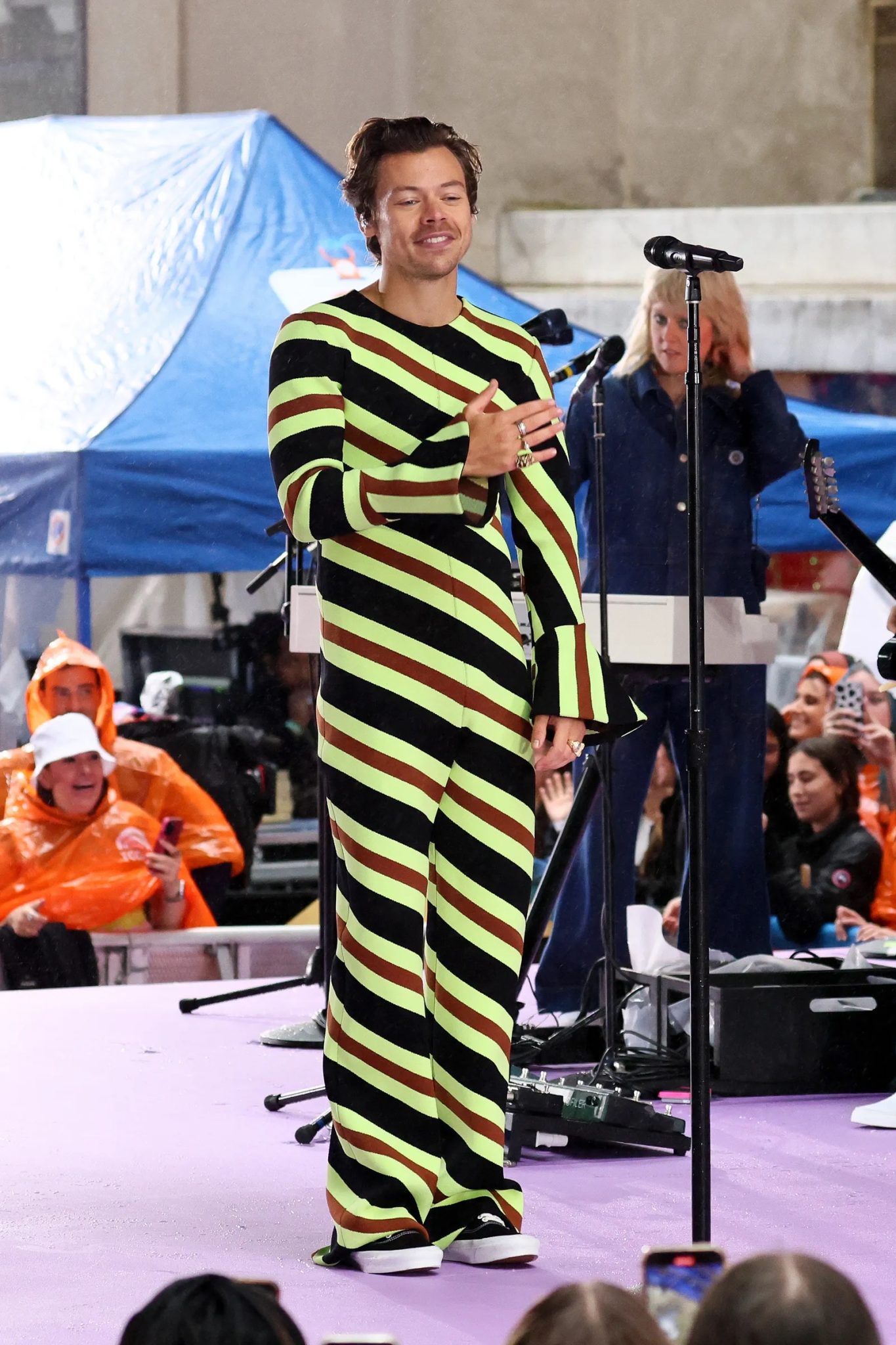 Niemand houdt meer van statement jumpsuits dan Harry Styles - Vogue NL