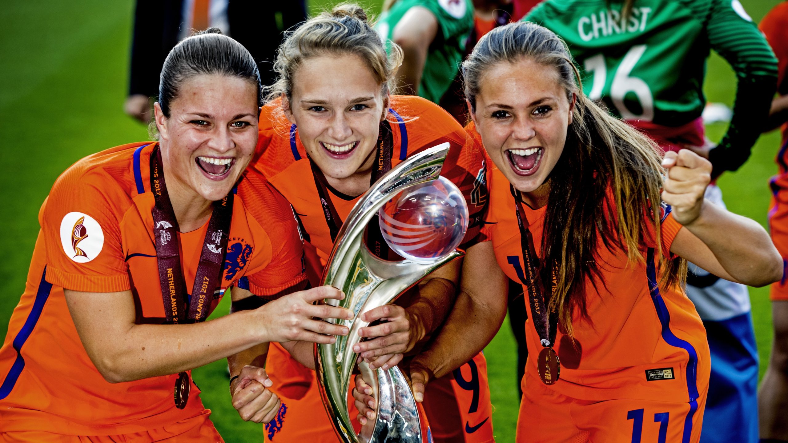 Vrouwelijke voetballers eindelijk evenveel betaald als mannen - Vogue.nl Vrouwelijke voetballers eindelijk evenveel betaald als mannen - Vogue.nl