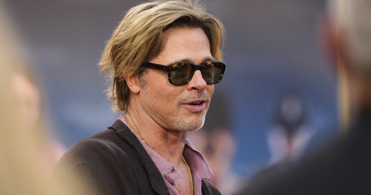 Brad Pitt houdt het luchtig op de rode loper met een linnen rok - Vogue NL