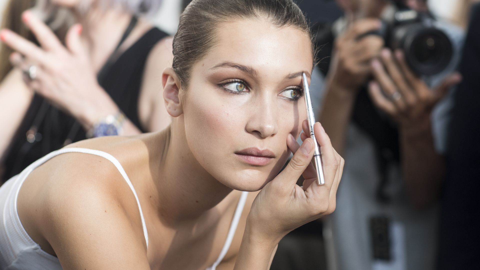 Dunne en gebleekte wenkbrauwen: de beautytrends deze zomer