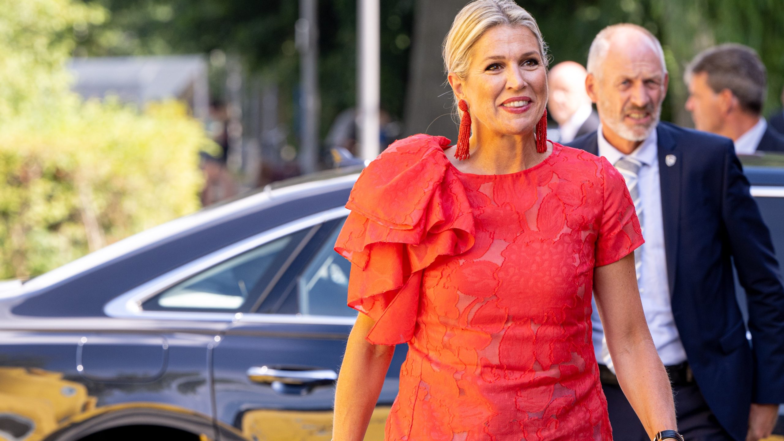 Koningin Máxima gespot met deze Y2K-tassentrend - Vogue.nl