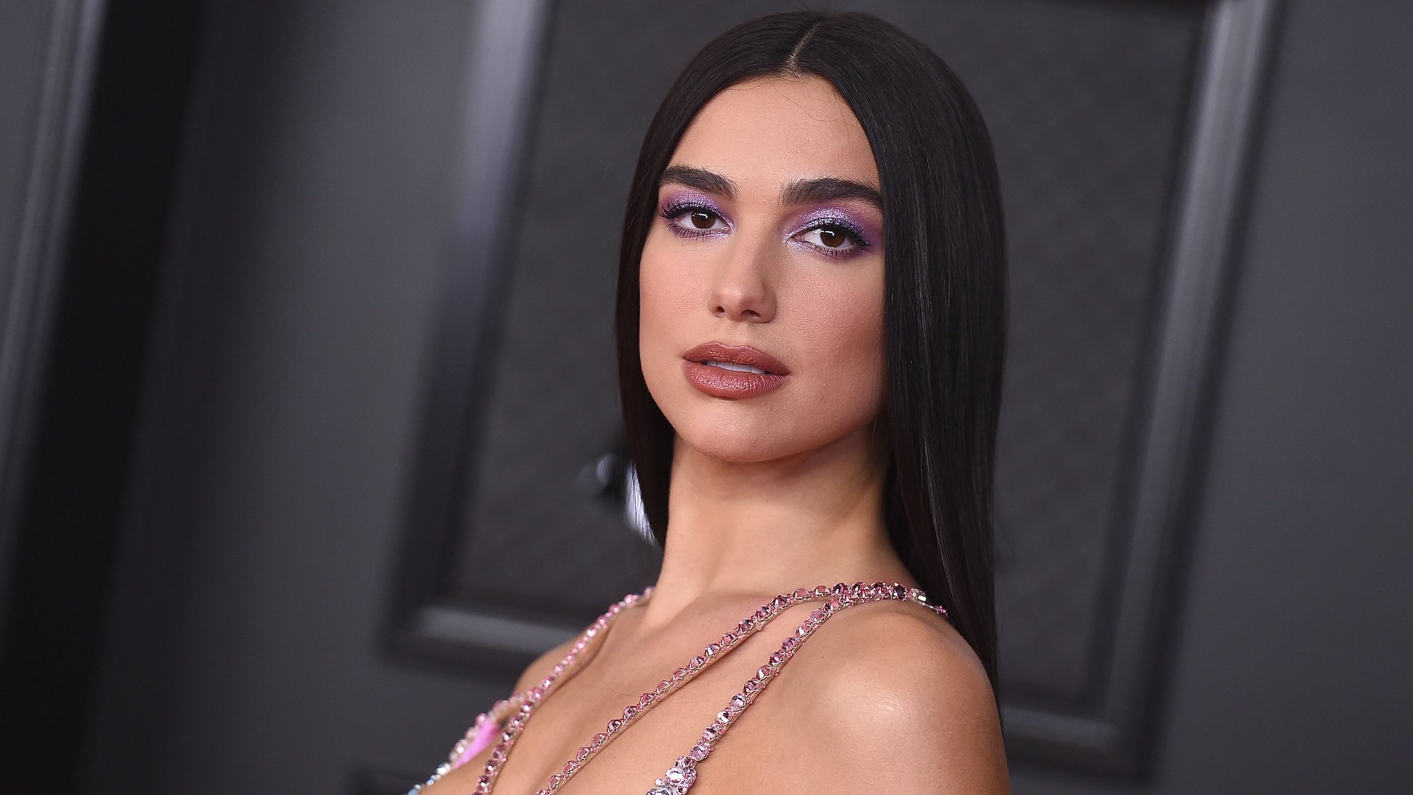 Dua Lipa viert 27ste verjaardag in mini-bh en platforms - Vogue.nl