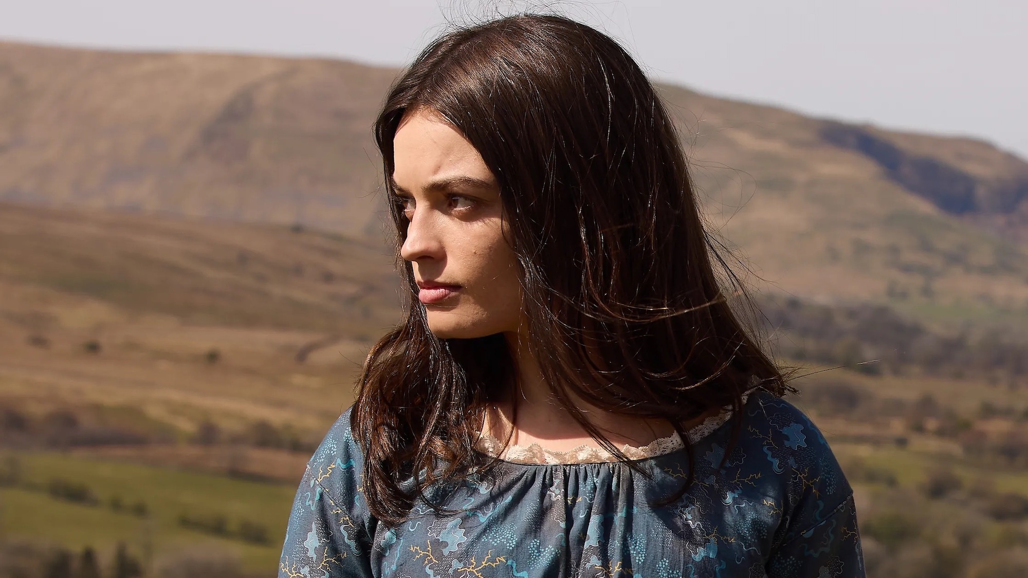 Emma Mackey is een humeurige Brontë-zus in 'Emily' - Vogue NL
