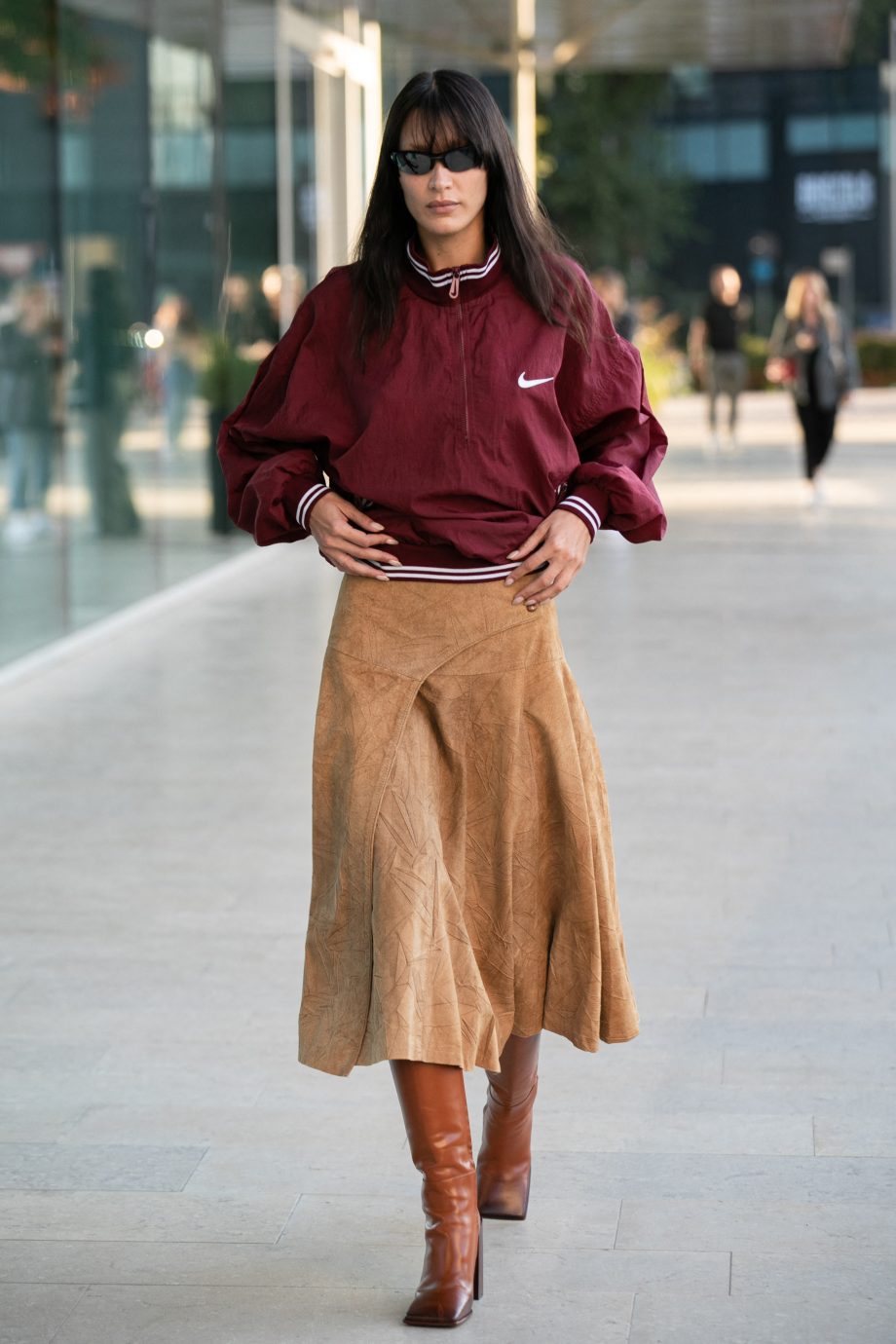 Bella Hadid in perfecte herfstlook: lange rok met laarzen - Vogue.nl