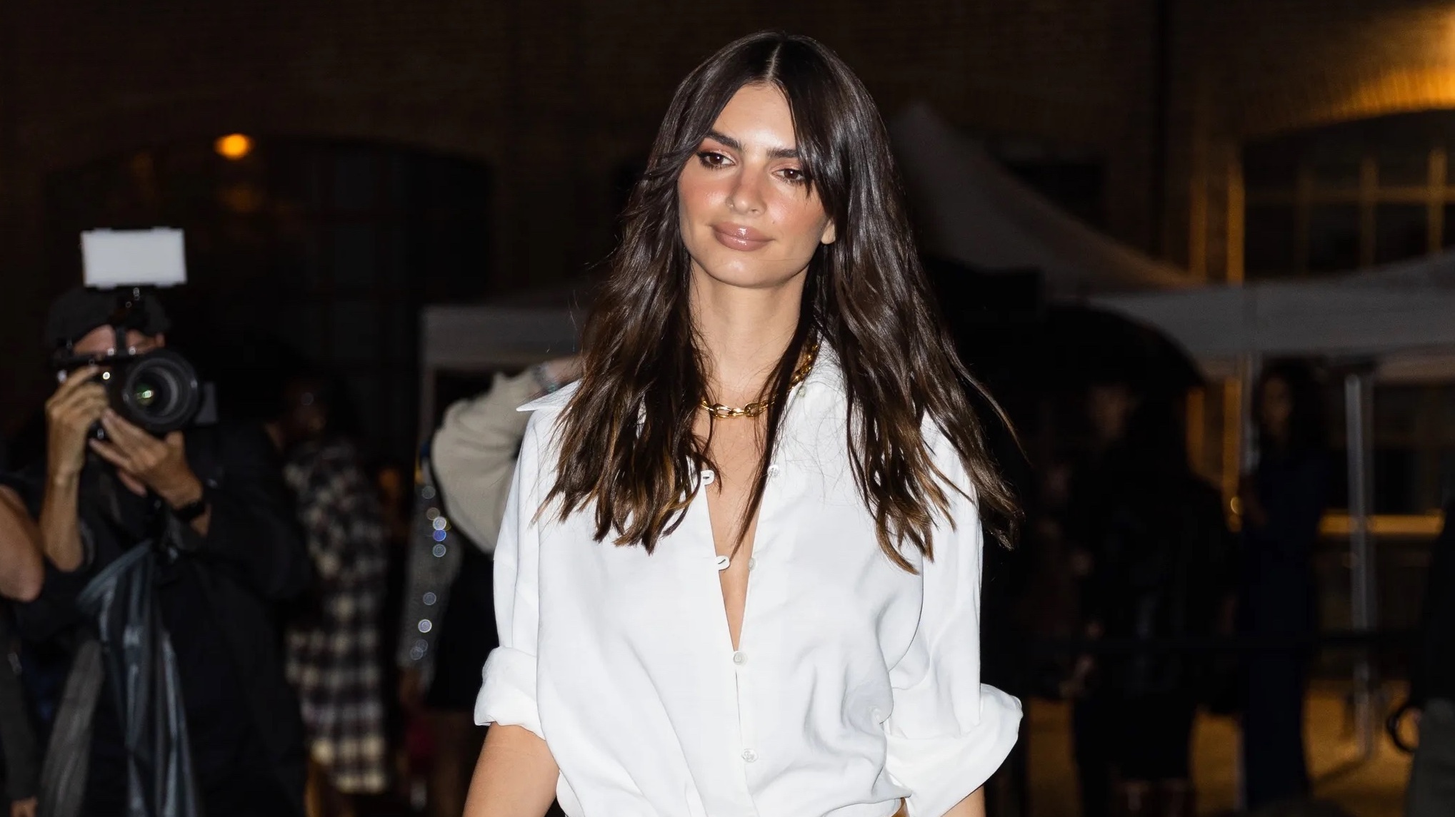Emily Ratajkowski draagt leren rok met hoge split - Vogue.nl