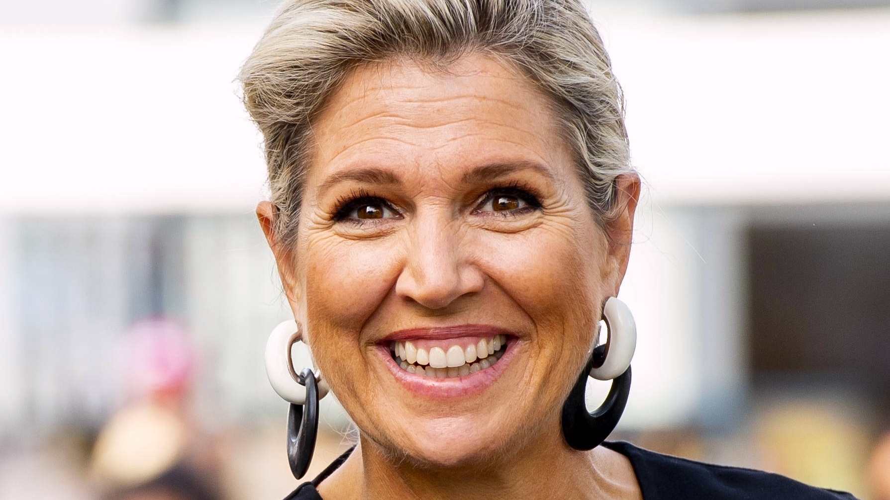 Zien: Máxima draagt opvallende rok van Michael Kors - Vogue.nl ...