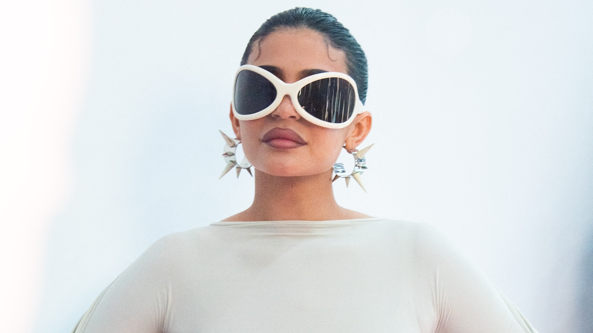 Kylie Jenner geeft ons Batgirl-vibes bij Acne Studios - Vogue.nl