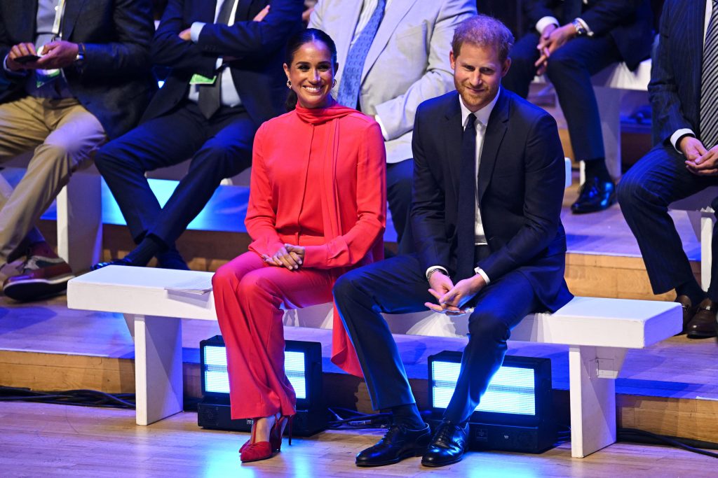 Meghan Markle draagt rood pak van Another Tomorrow - Vogue.nl