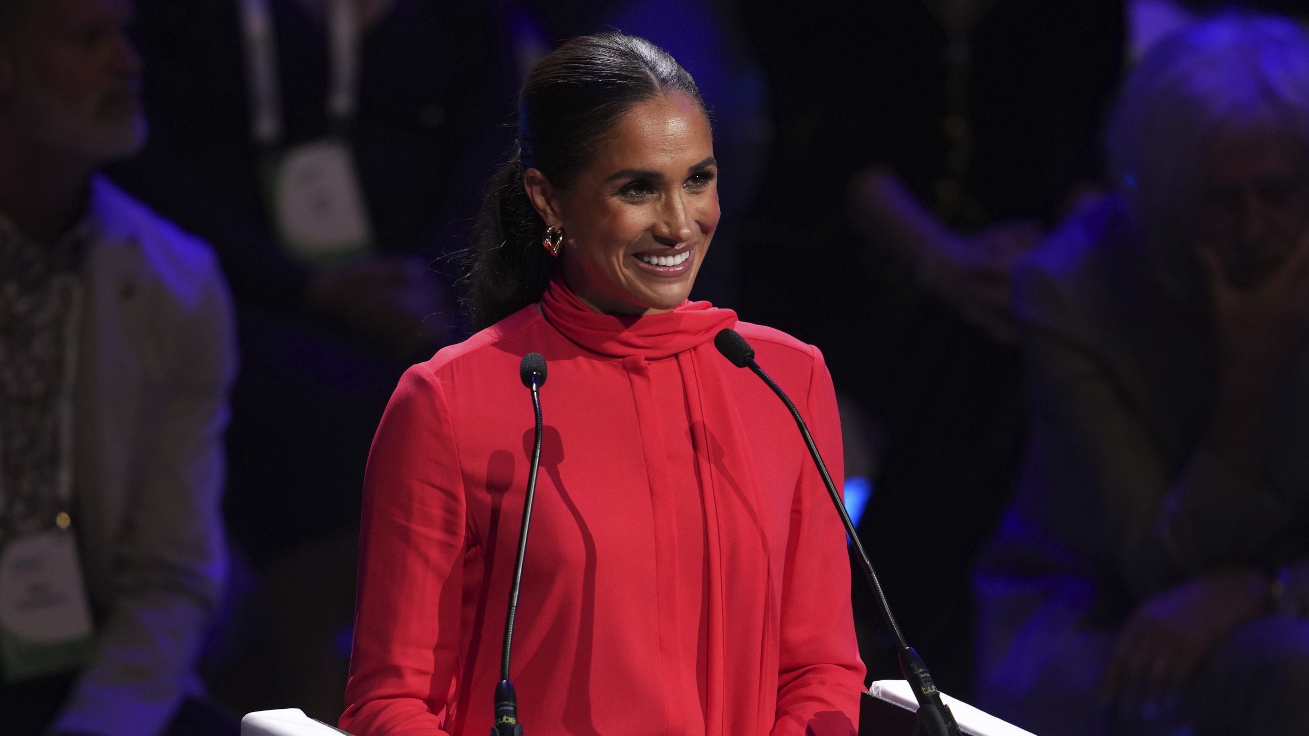 Meghan Markle draagt rood pak van Another Tomorrow - Vogue.nl