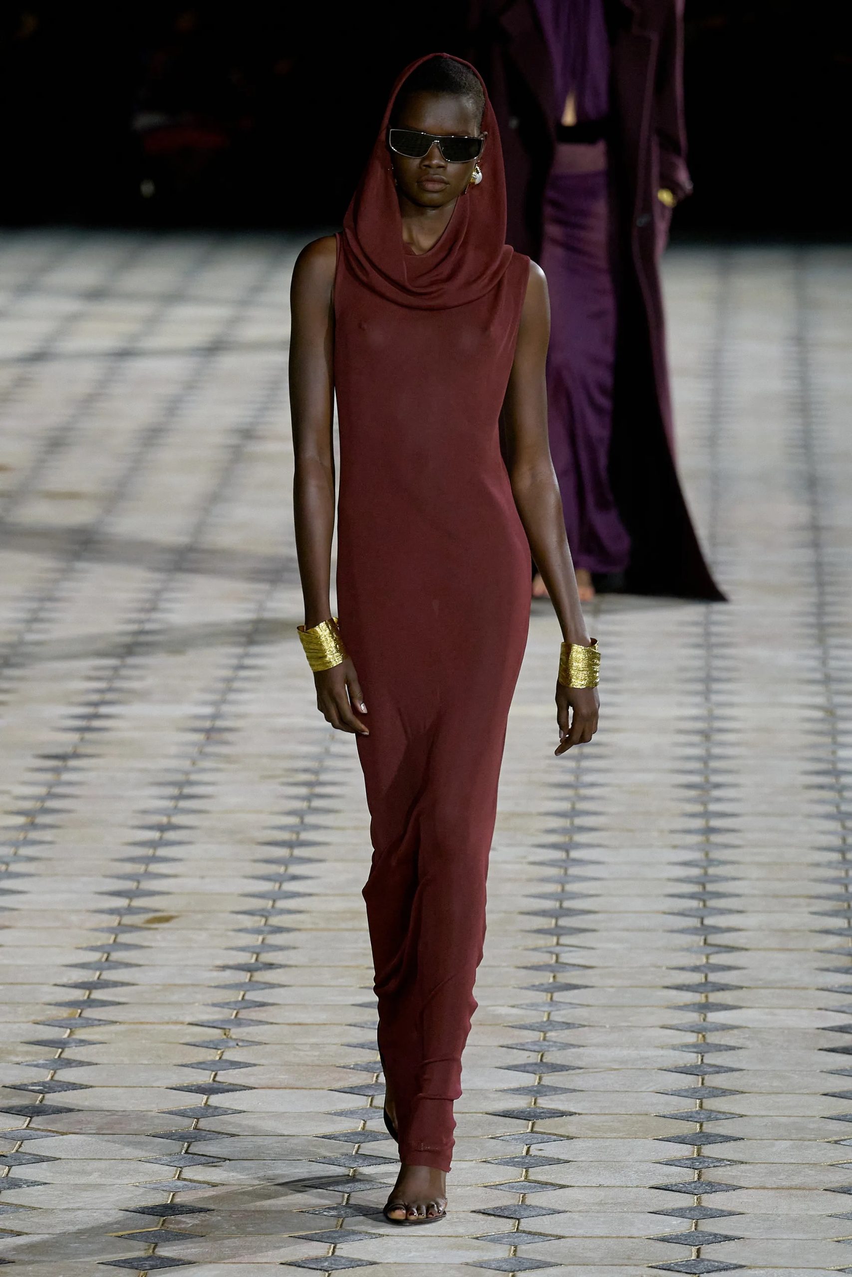 Saint Laurent brengt de 'capuchon-jurk' terug voor SS23 - Vogue.nl