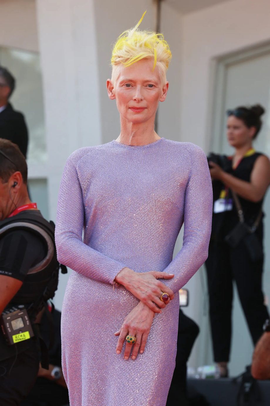 Tilda Swinton debuteert geel haar in Venetië - Vogue.nl