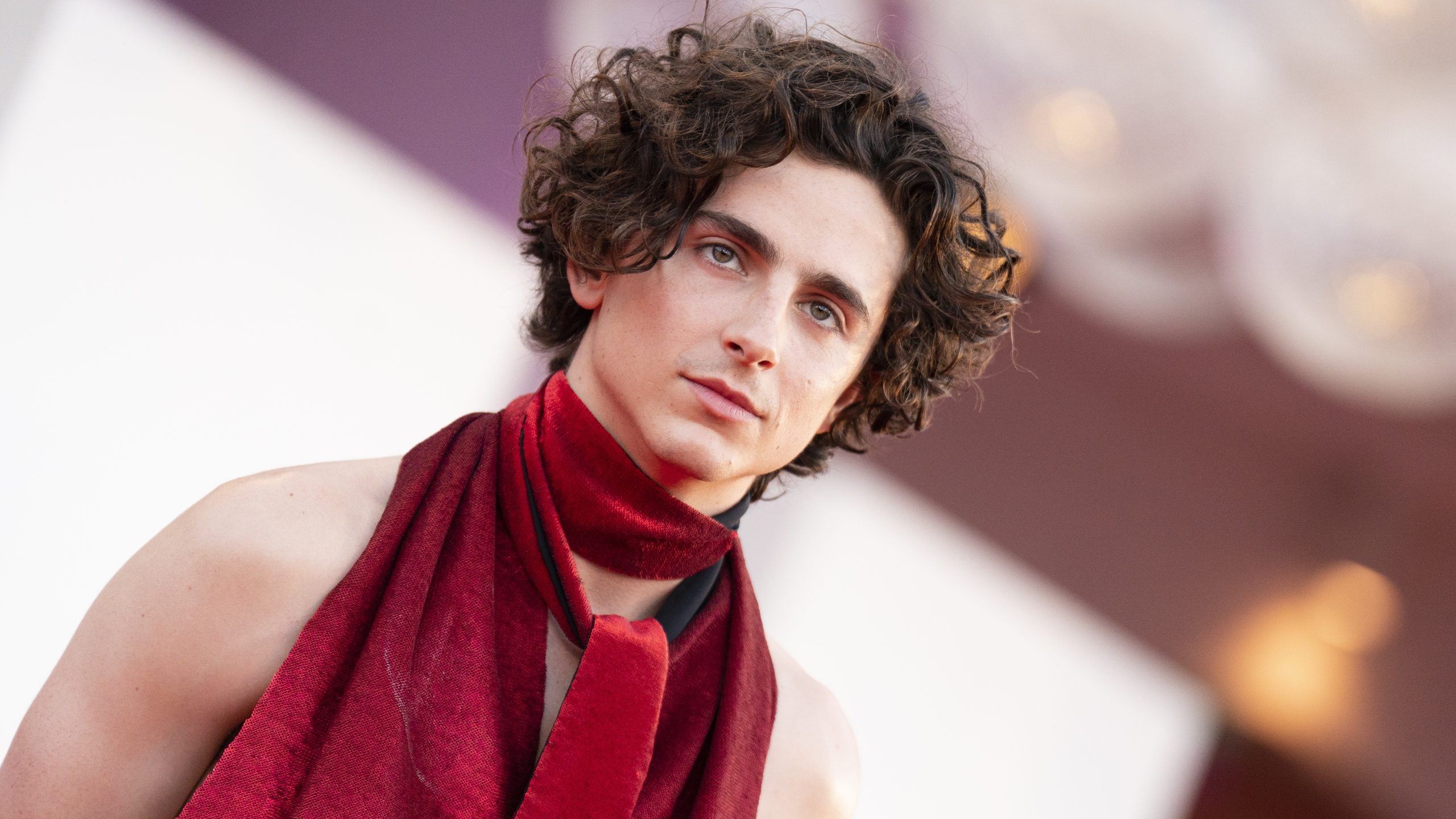 Timothée Chalamet staat als eerste man alleen op cover Britse Vogue ...