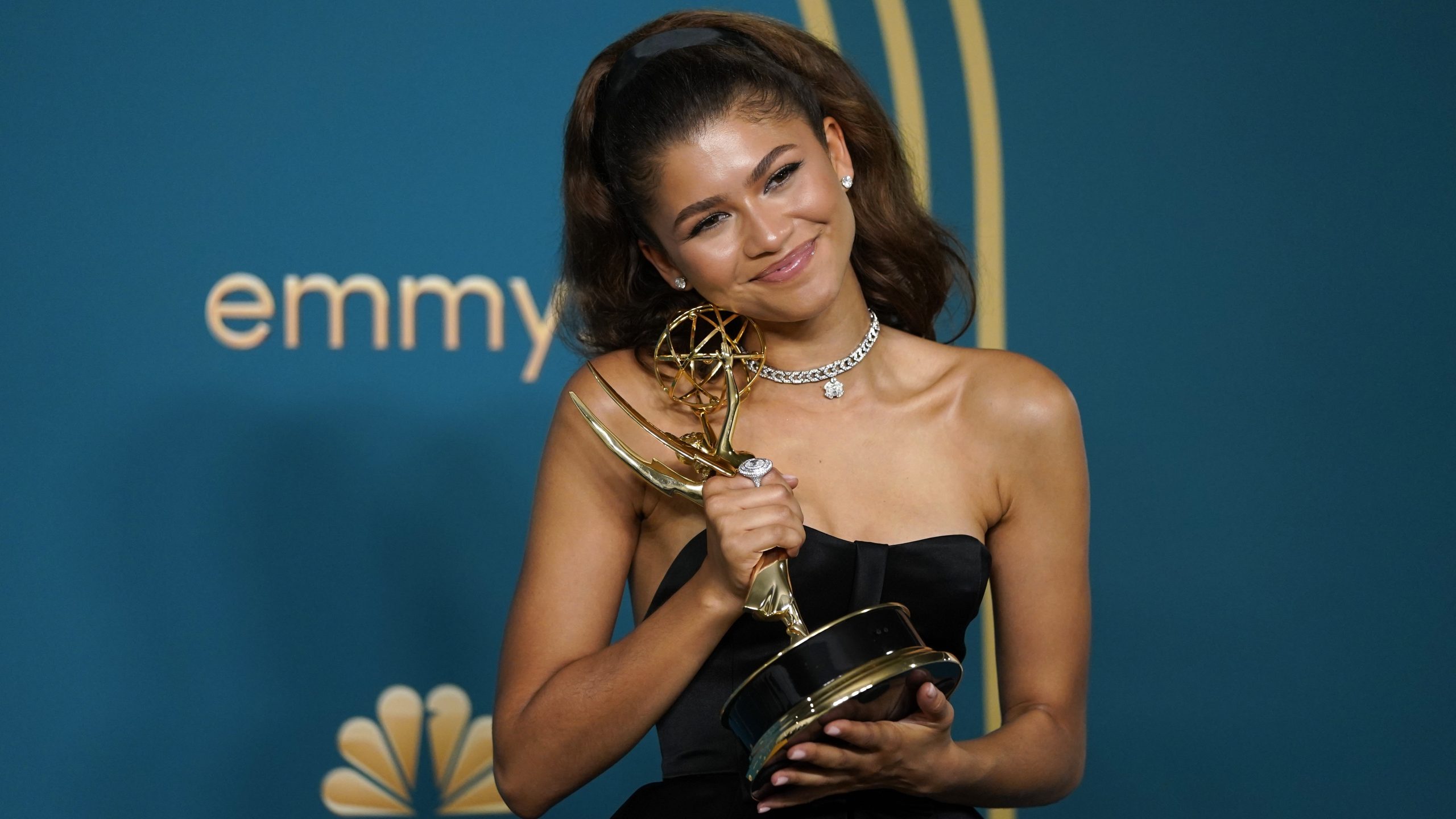 Zendaya schrijft opnieuw geschiedenis tijdens Emmy Awards 2022 - Vogue NL