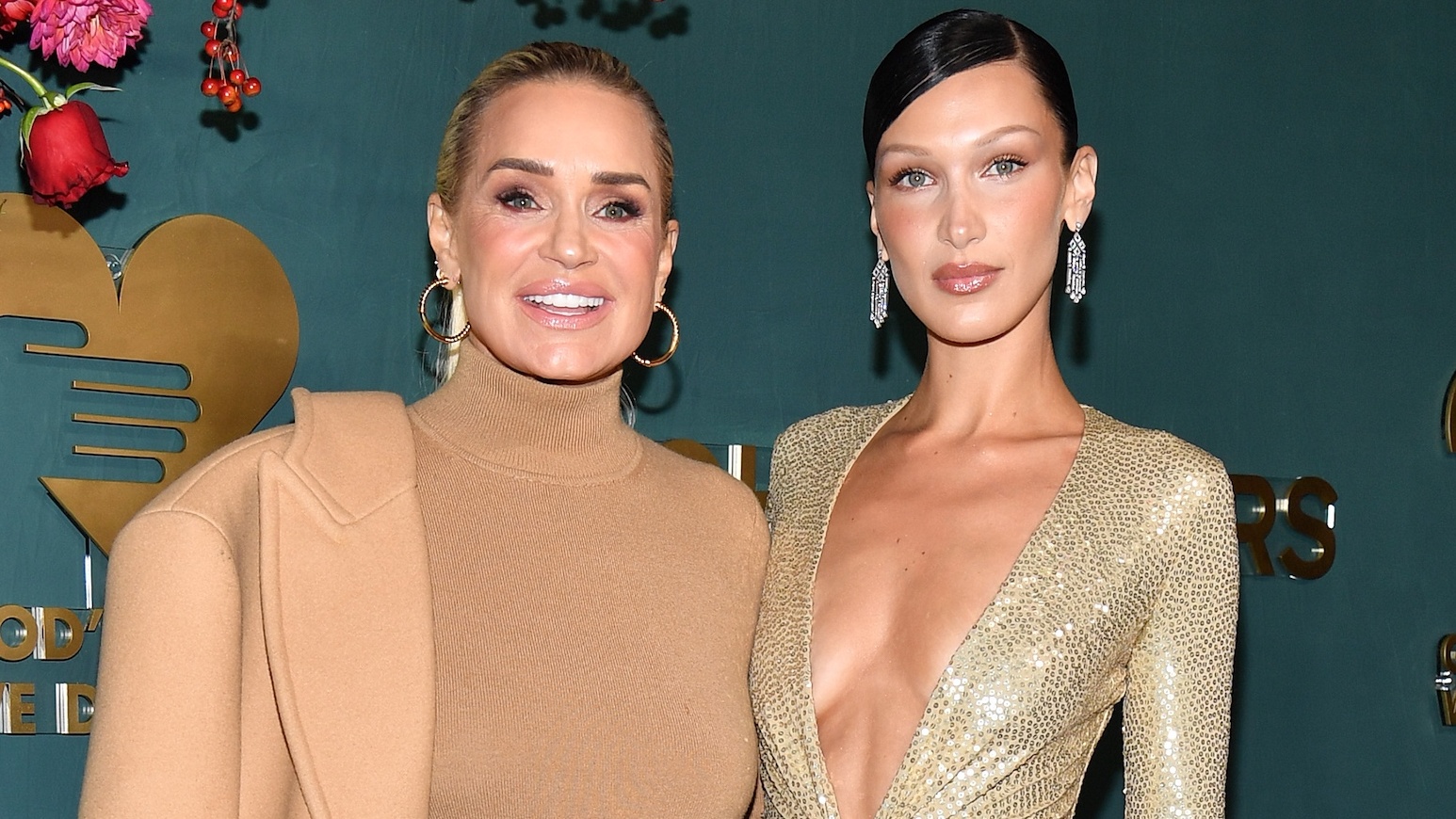 Bella en Yolanda Hadid schitteren samen bij Golden Heart Awards Bella en Yolanda Hadid schitteren samen bij Golden Heart Awards