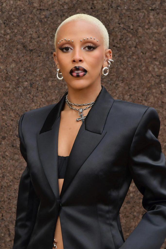Beautylooks van Doja Cat tijdens Paris Fashion Week - Vogue.nl