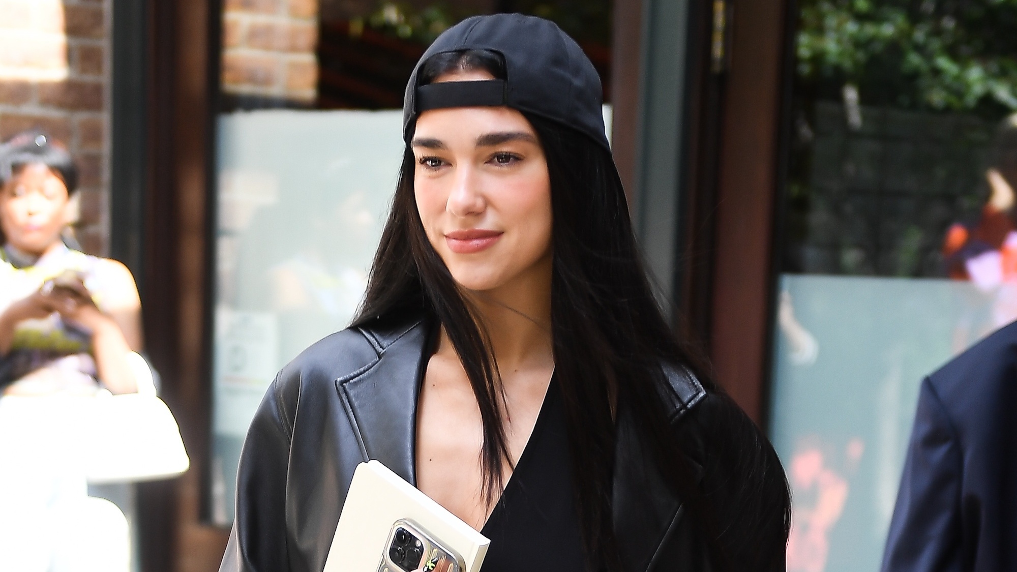 Dua Lipa draagt leer op leer (op leer) in Amsterdam - Vogue.nl