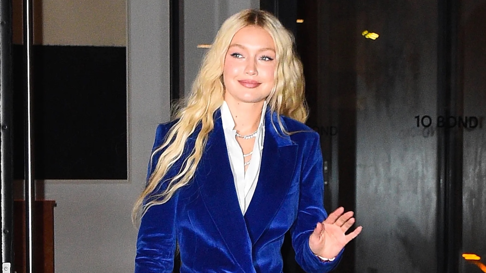 Gigi Hadid channelt Gwyneth Paltrow uit de 90s in fluwelen pak