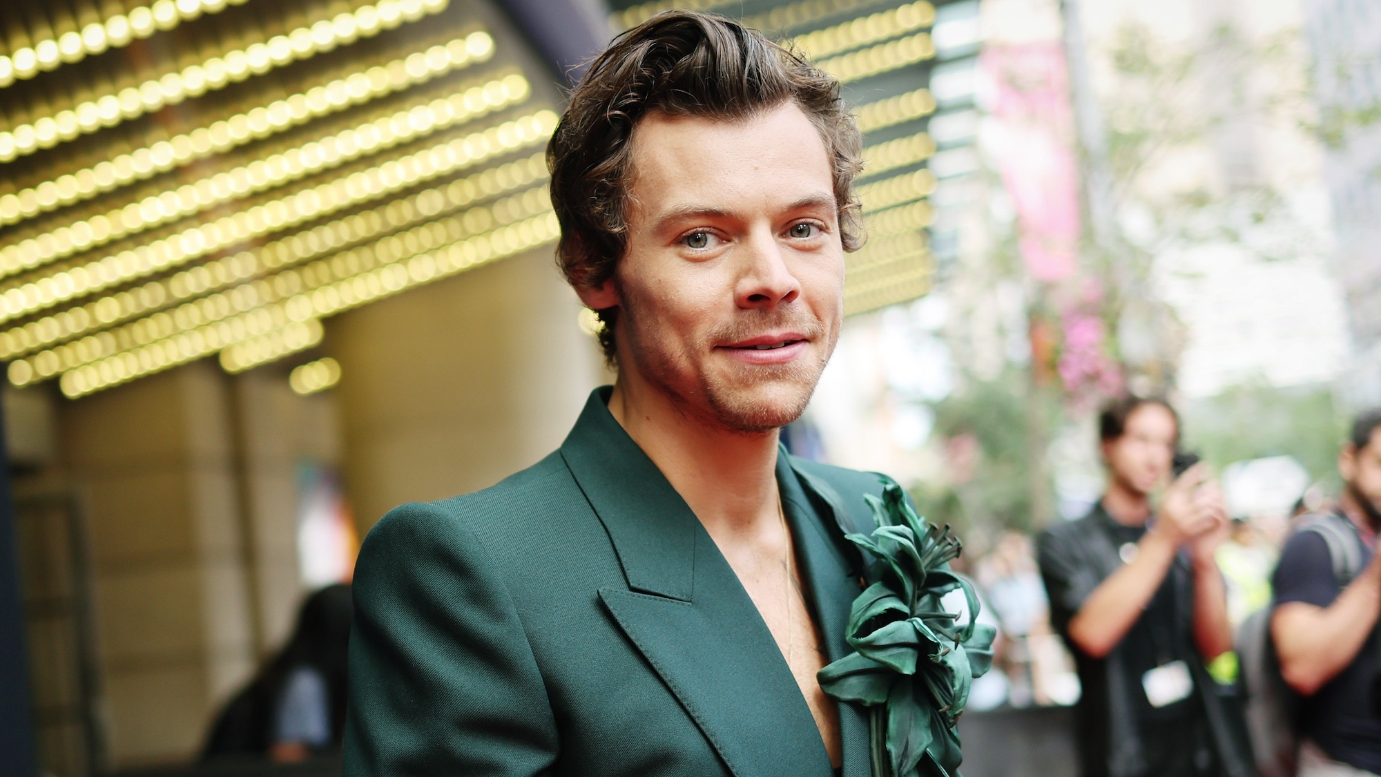 Harry Styles debuteert volle baard in nieuwe muziekvideo