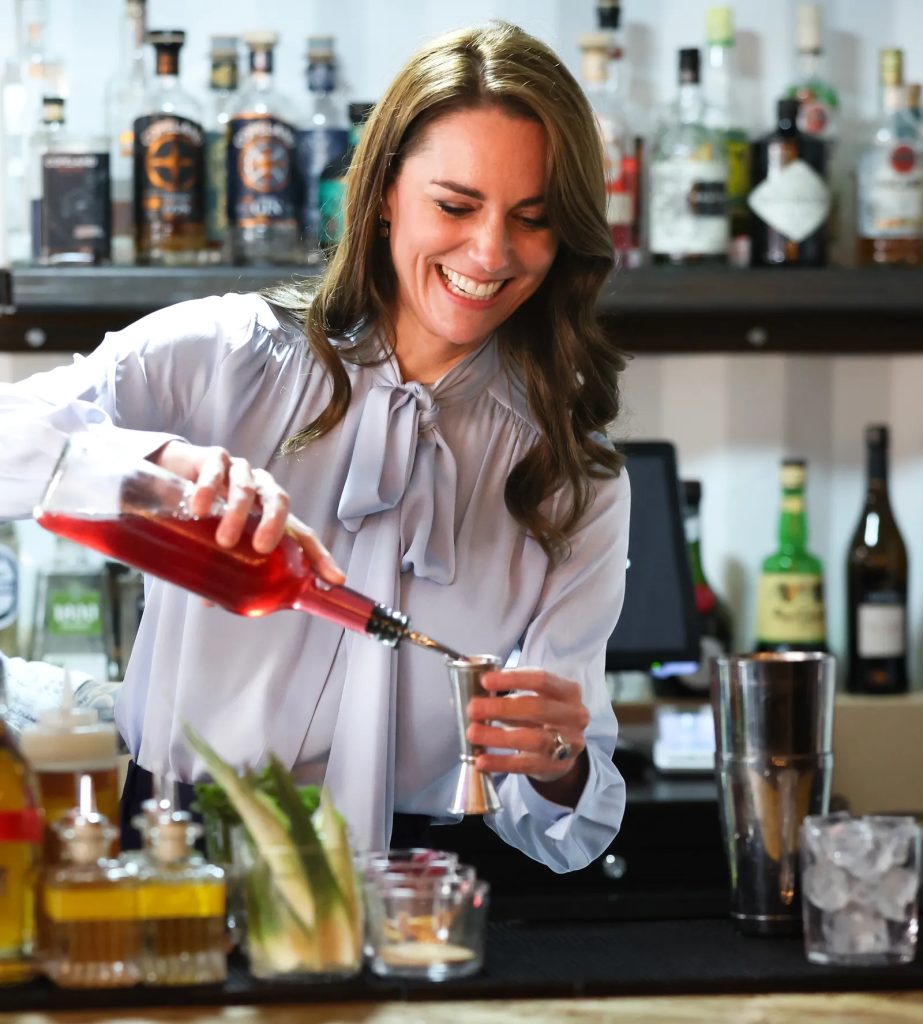 Zo Ziet Kate Middleton Eruit Als Ze Cocktails Shaket Vogue Nl