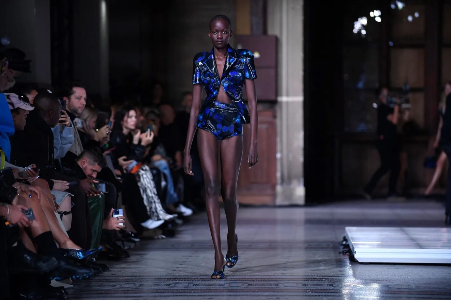 De Coperni-jurk van Bella Hadid werd live op haar gespoten