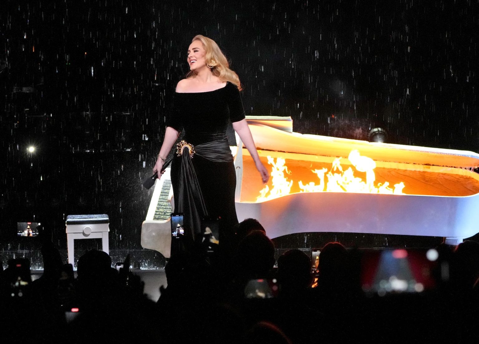 Adele start haar Vegas-shows in custom Schiaparelli