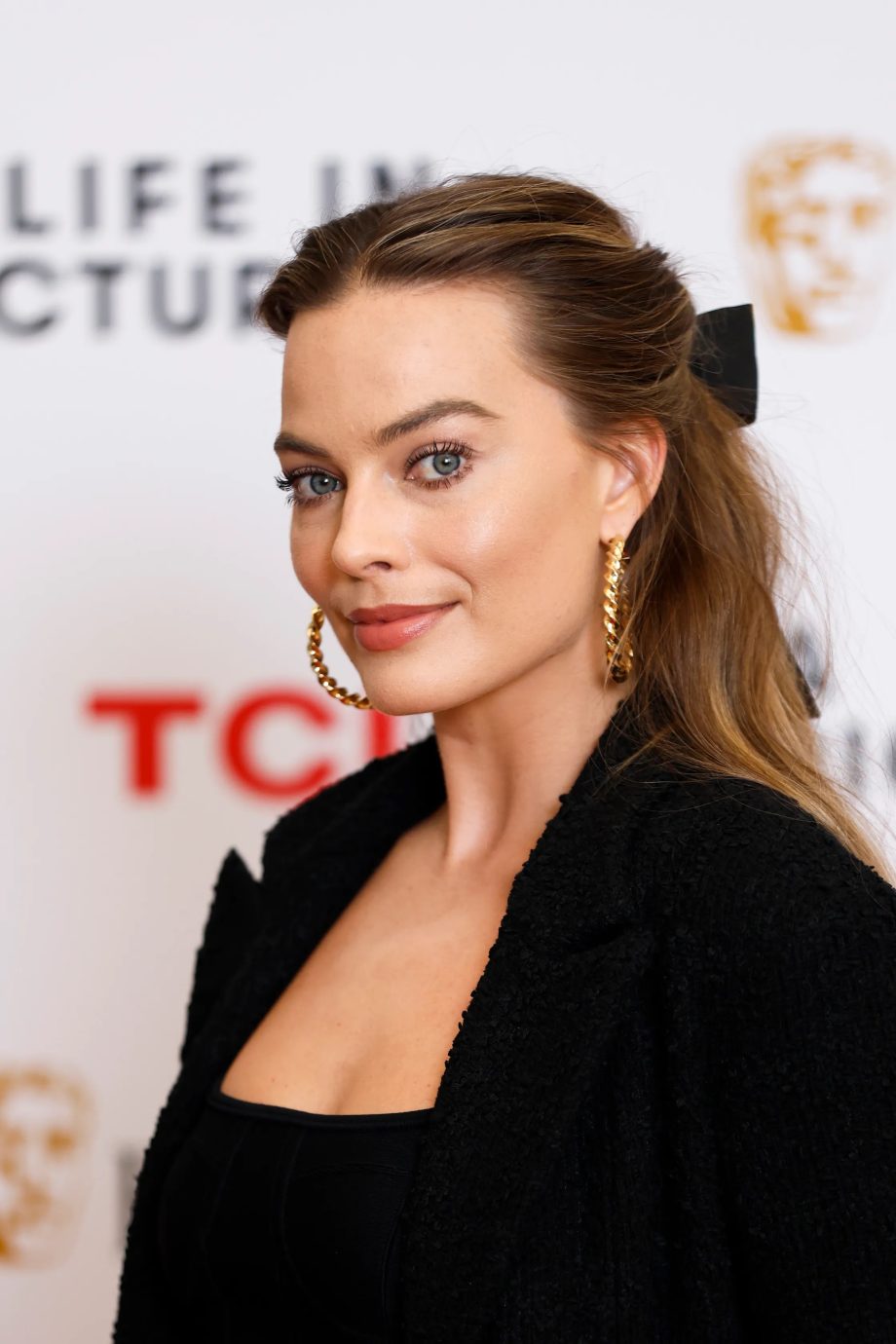 De Chanel-strik van Margot Robbie is perfect voor de feestdagen
