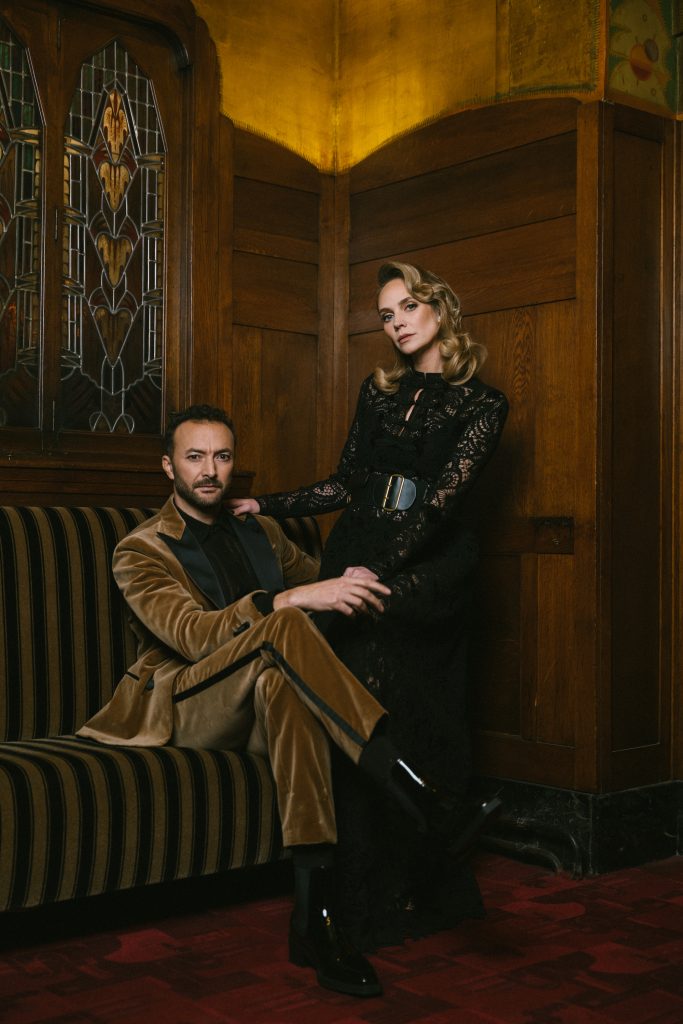 De cast van 'Faithfully Yours' schittert tijdens première in Tuschinski