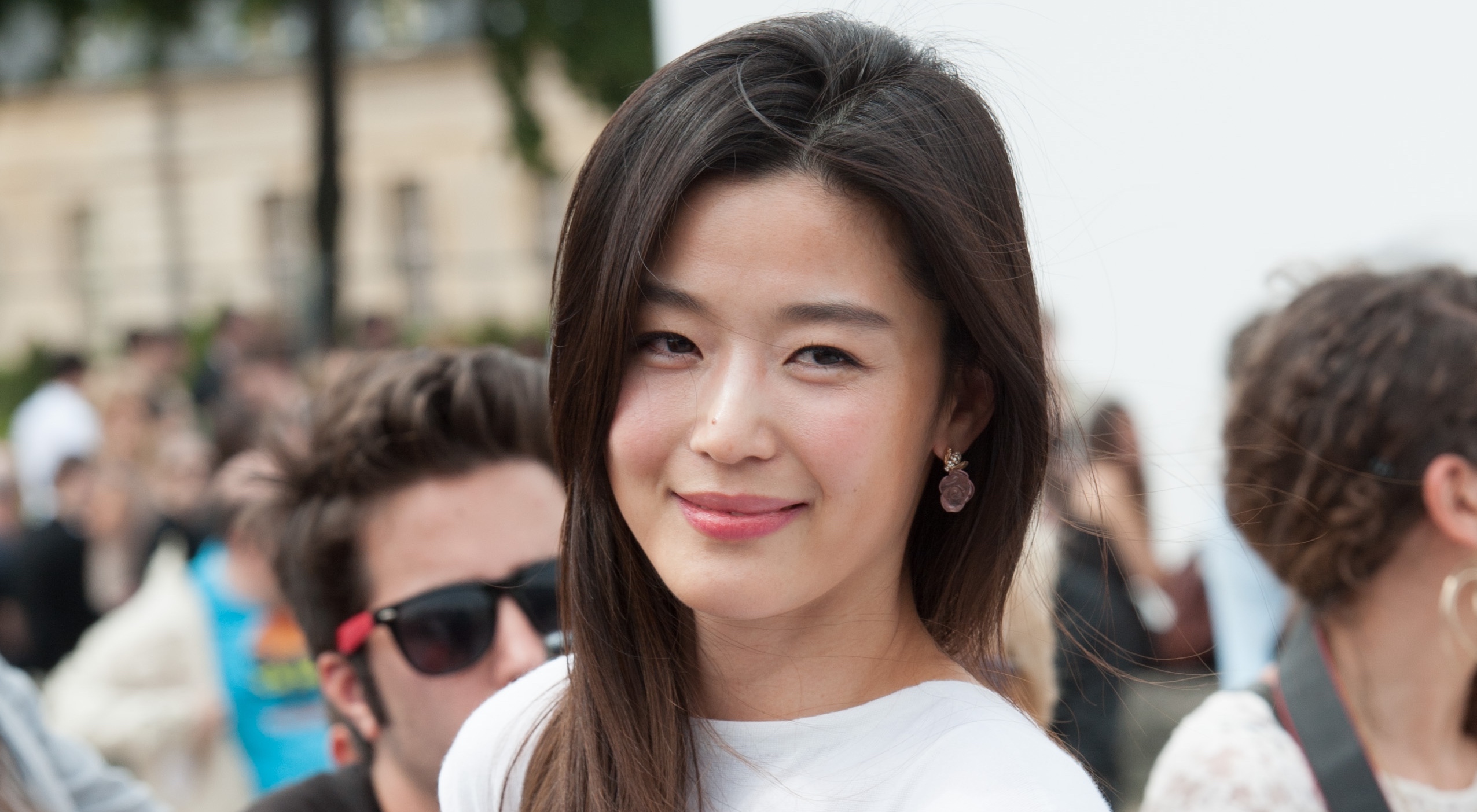 Jun Ji Hyun Schittert In Burberry Festive Campagne