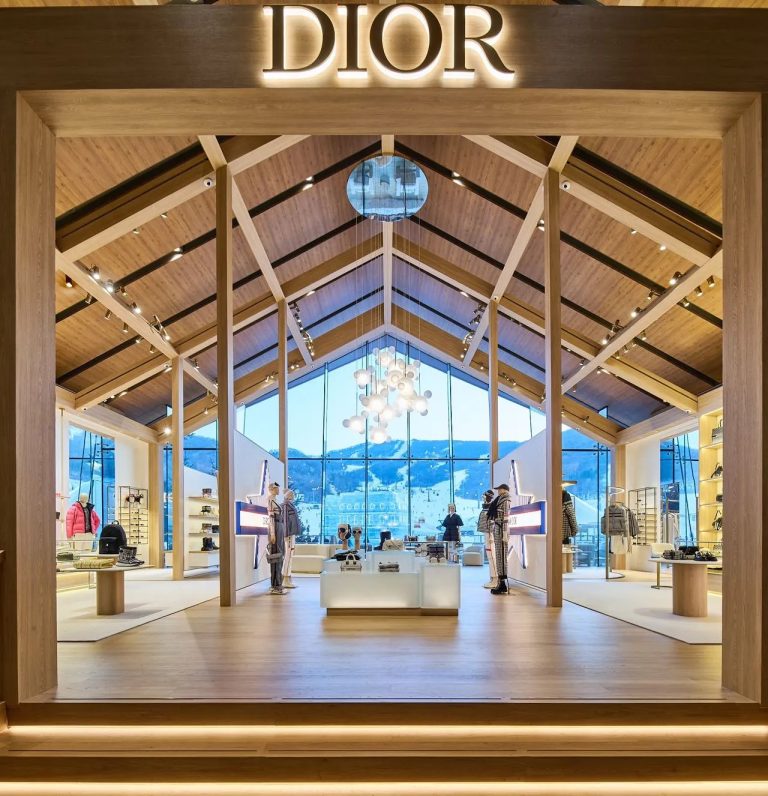 Dior bootst eigen flagship na als ijssculptuur in China