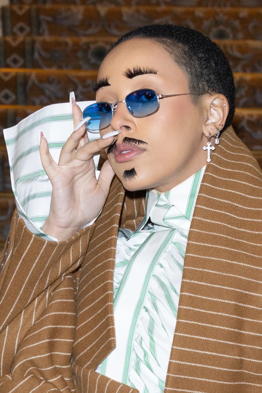 Doja Cat draagt nepwimpers als snor bij coutureshow in Parijs