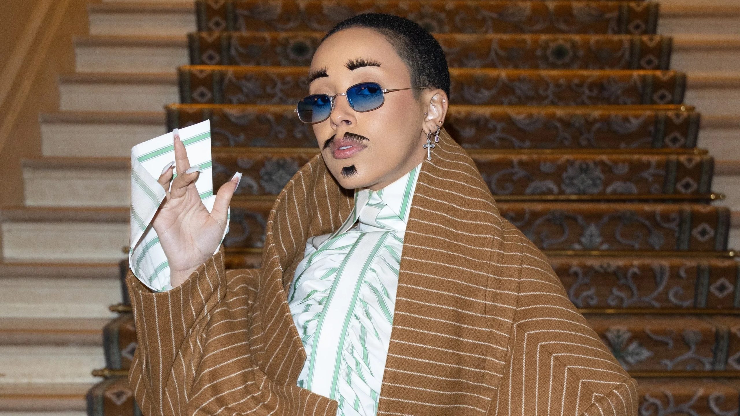 Doja Cat draagt nepwimpers als snor bij coutureshow in Parijs