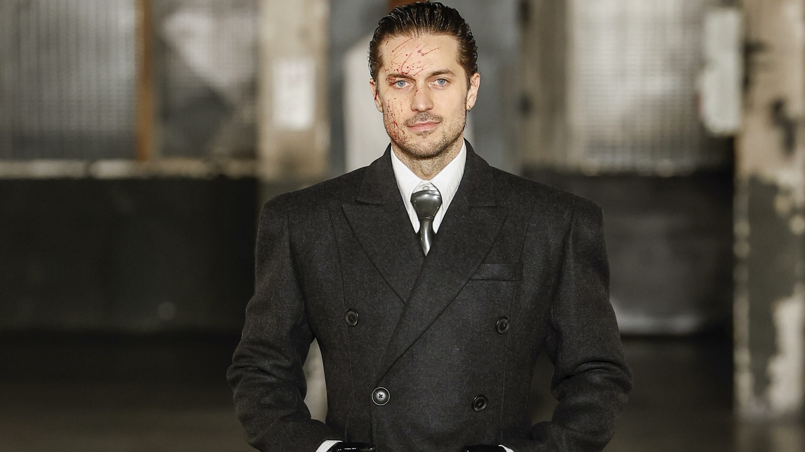 'Emily in Paris'-ster Lucas Bravo verschijnt op de catwalk in Parijs