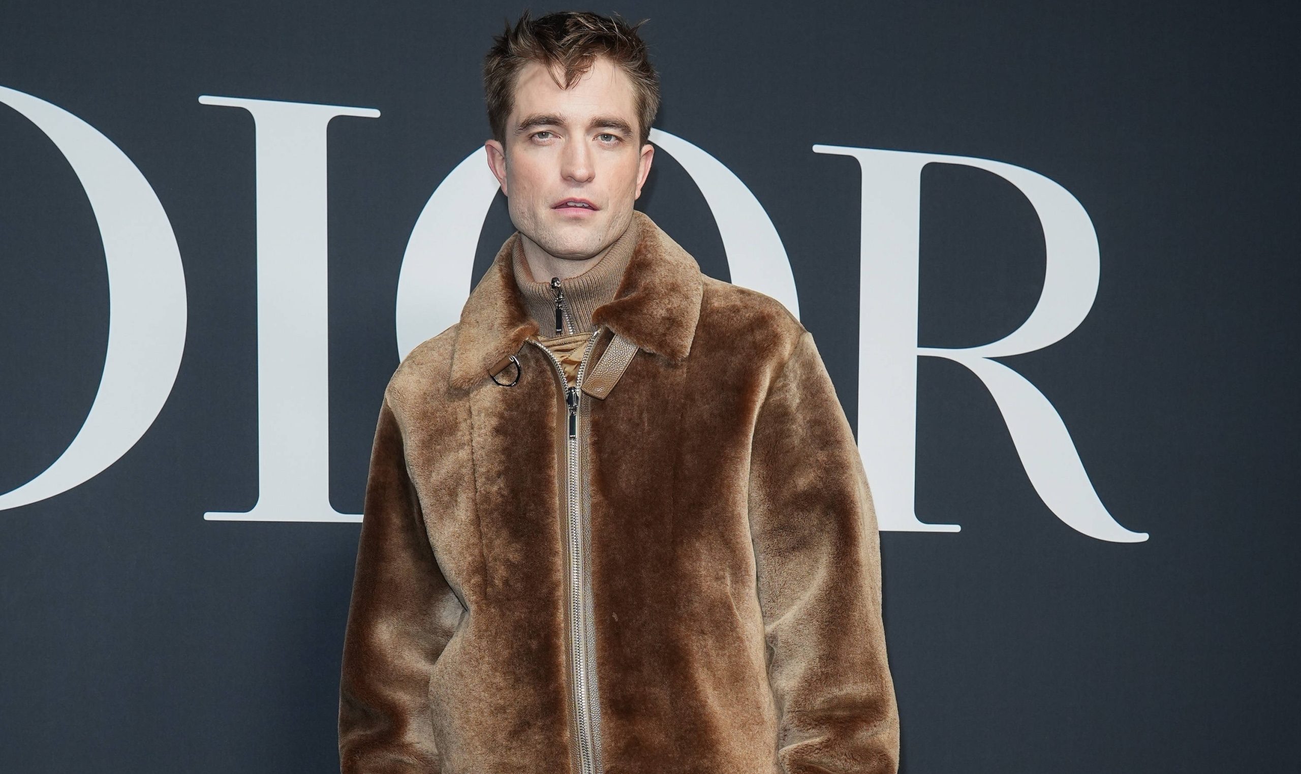 Robert Pattinson en J-Hope van BTS dragen rok tijdens Dior-show