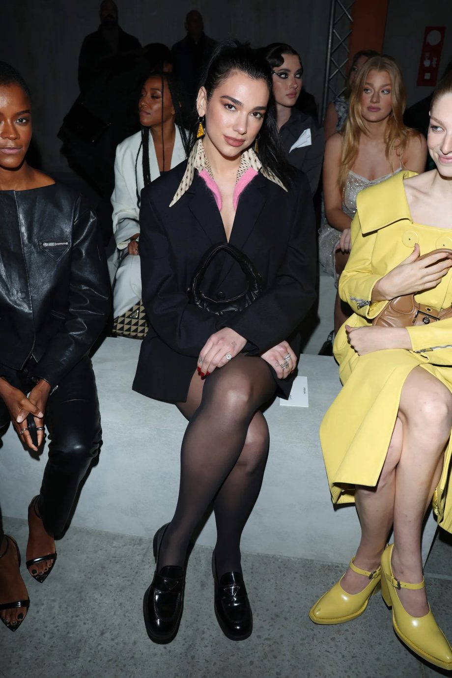 Dua Lipa draagt doorzichtige bodysuit tijdens Milan Fashion Week