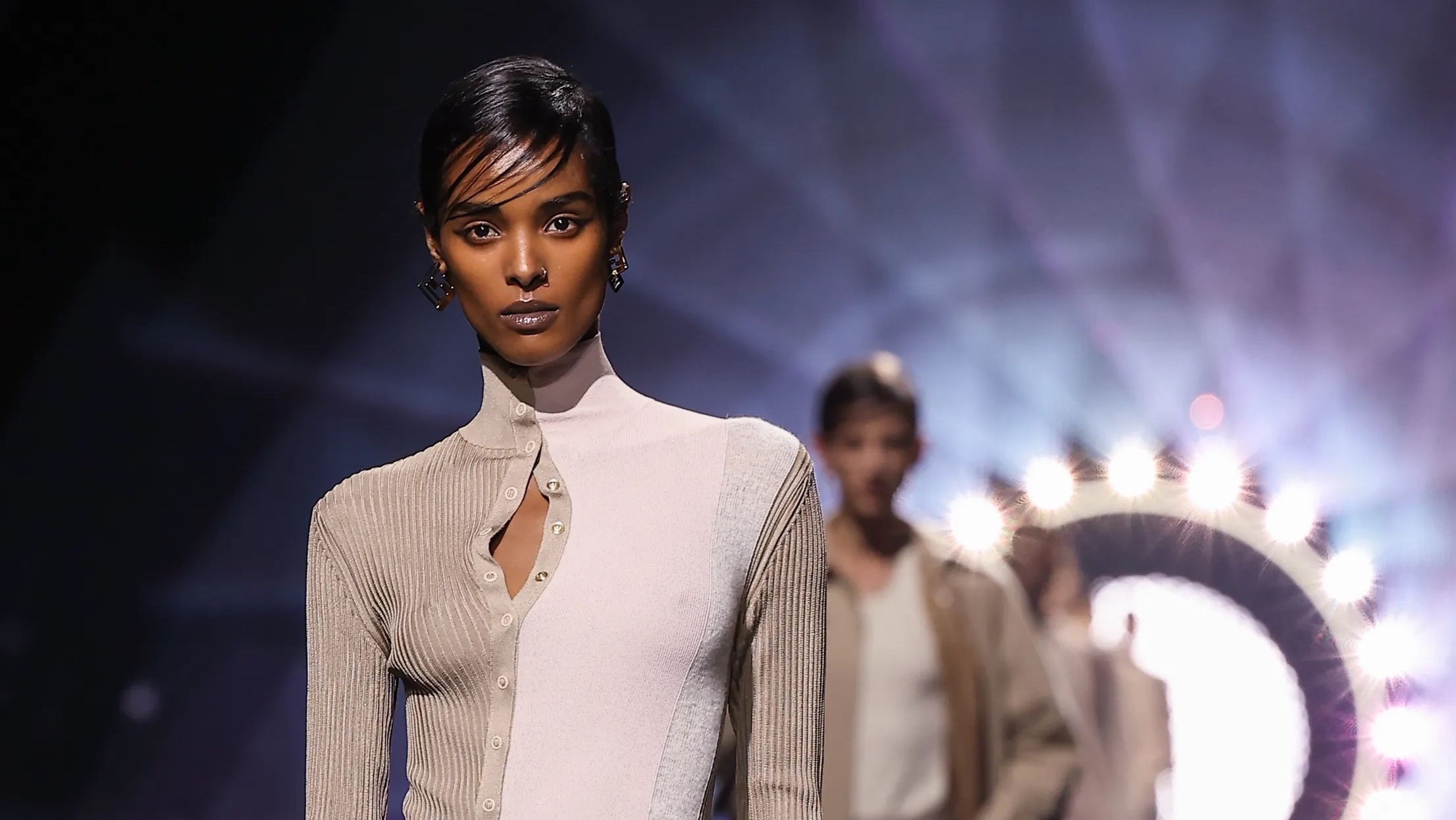 Fendi herfst/winter 2023: alle hoogtepunten op een rij