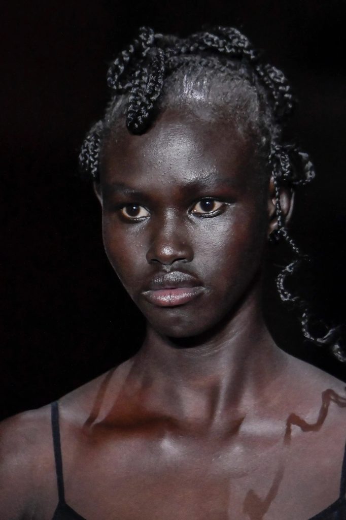 Simone Rocha herfst/winter 2023: gezichtsstrikken en meer