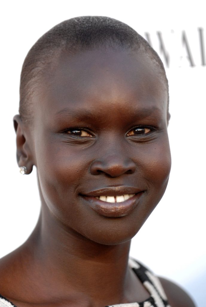 9 geweldige beautylooks van supermodel Alek Wek