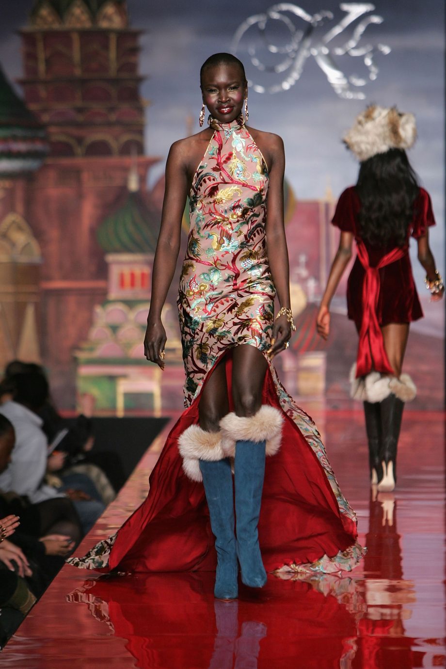 De beste catwalkmomenten van Vogue-coverster Alek Wek