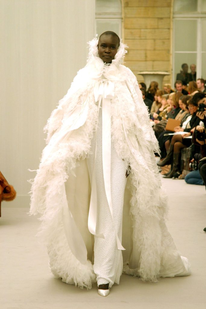 De beste catwalkmomenten van Vogue-coverster Alek Wek