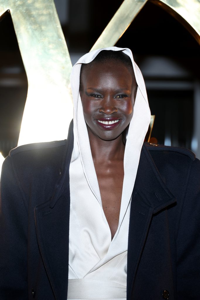 9 geweldige beautylooks van supermodel Alek Wek