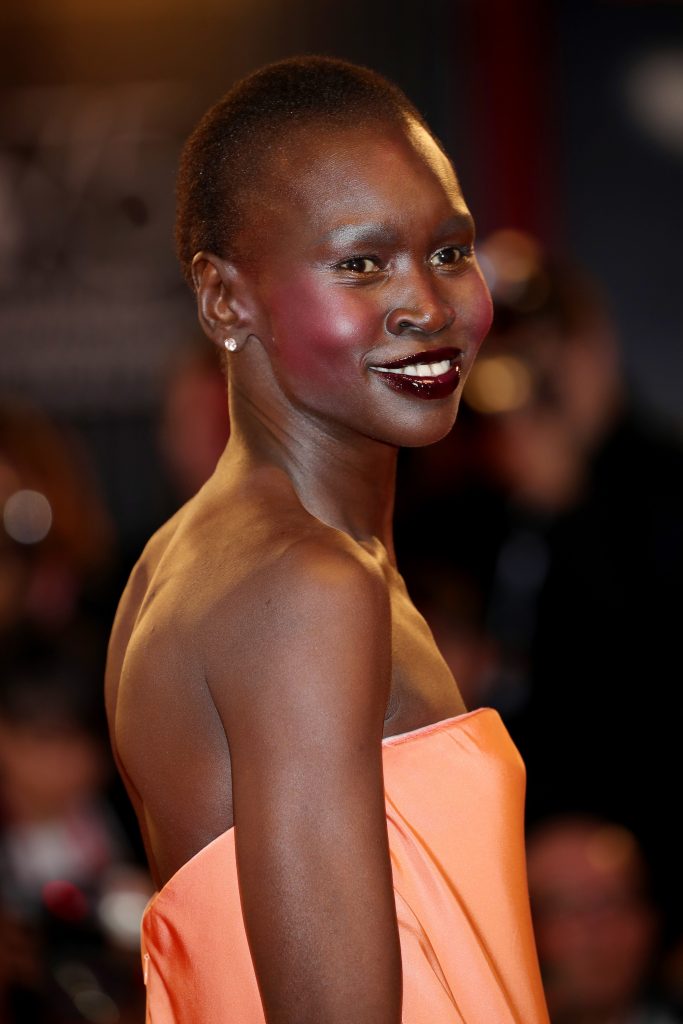 9 geweldige beautylooks van supermodel Alek Wek