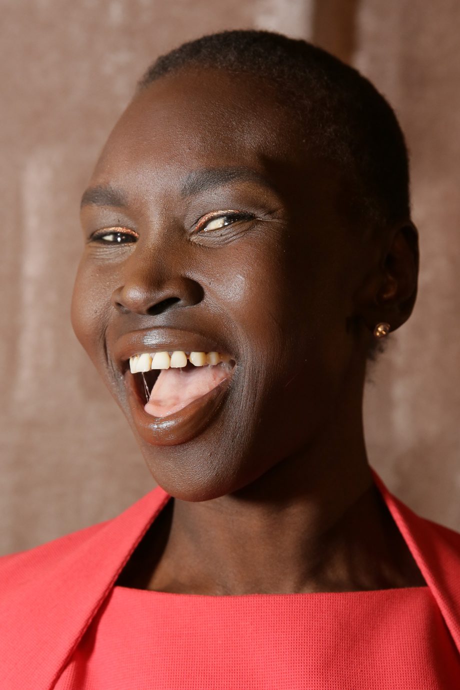 9 geweldige beautylooks van supermodel Alek Wek