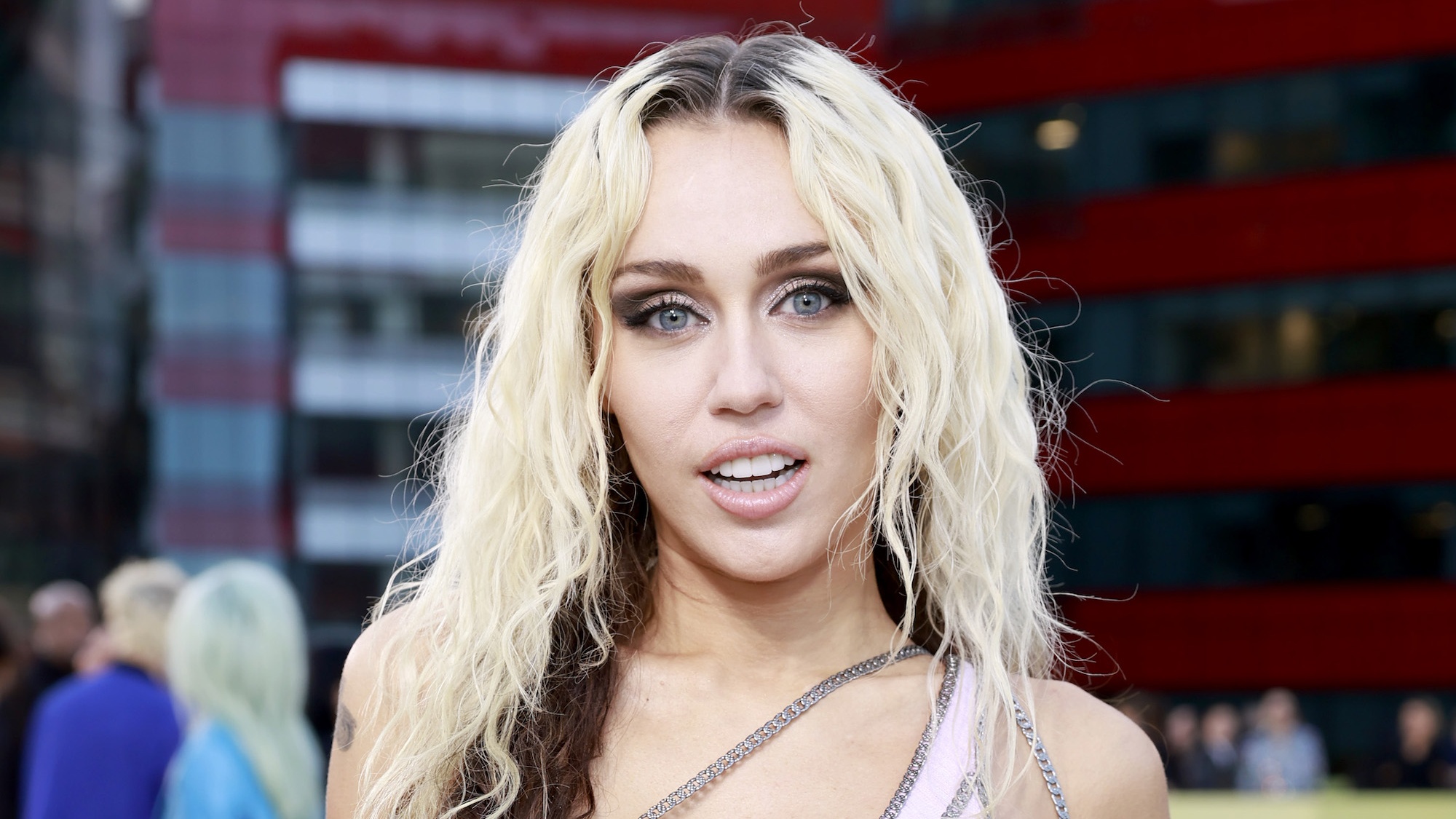Miley Cyrus steelt de show in zwart-paarse tule jurk bij Versace