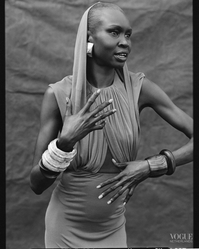 Mode-icoon Alek Wek siert de cover van Vogue Nederland
