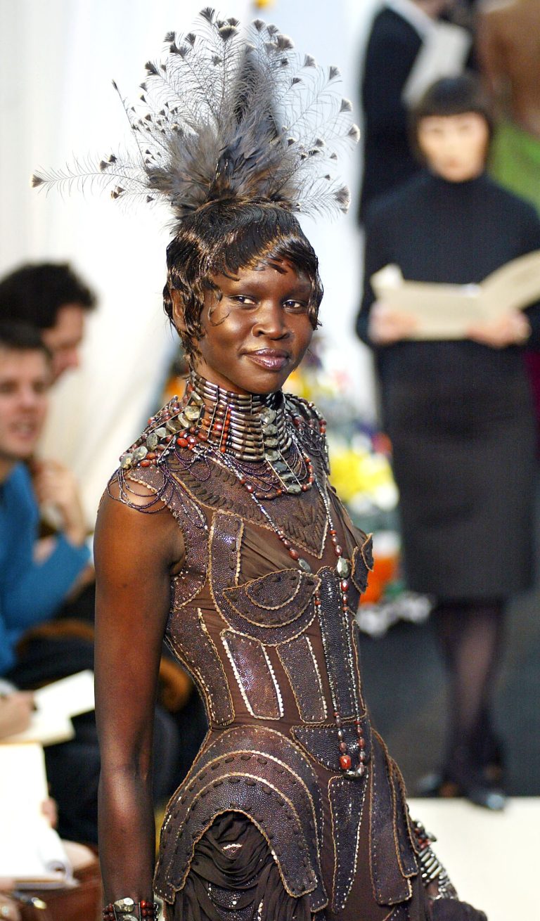 De beste catwalkmomenten van Vogue-coverster Alek Wek