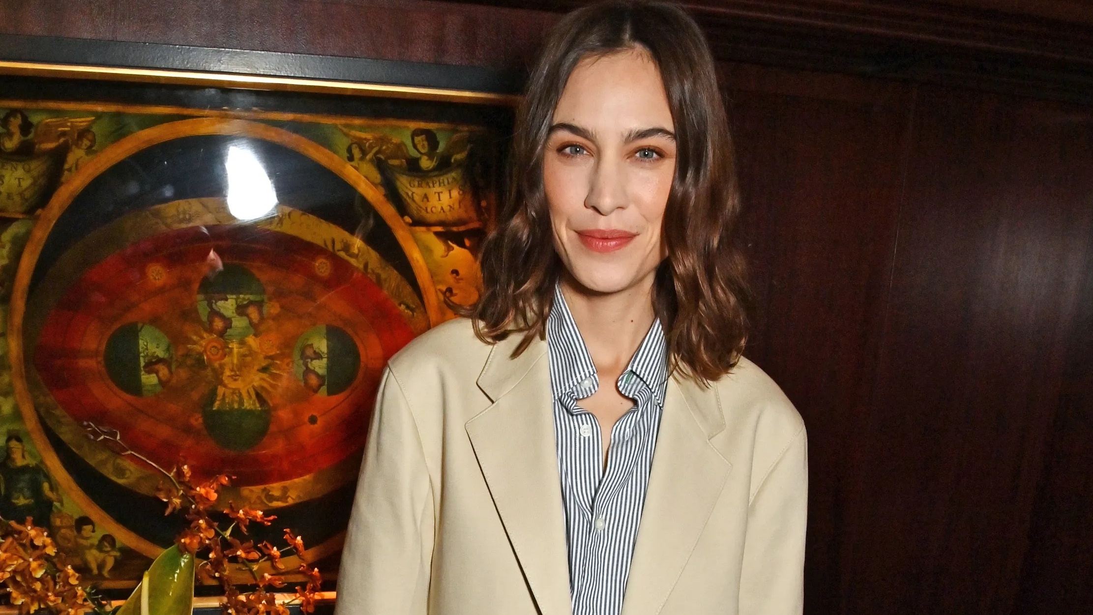 Alexa Chung draagt hét mode-item van de lente: de witte broek