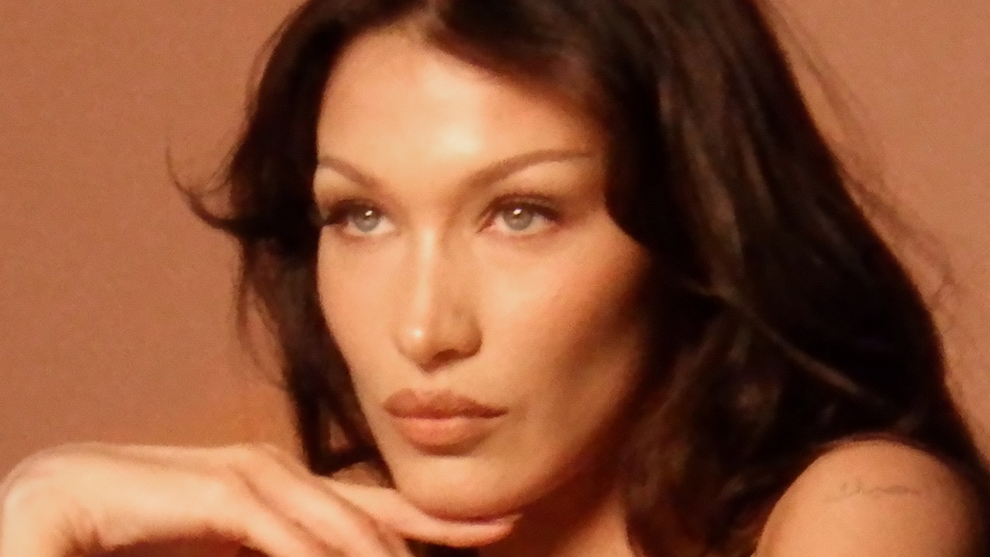 Bella Hadid is het nieuwe gezicht van Charlotte Tilbury Bella Hadid is het nieuwe gezicht van Charlotte Tilbury