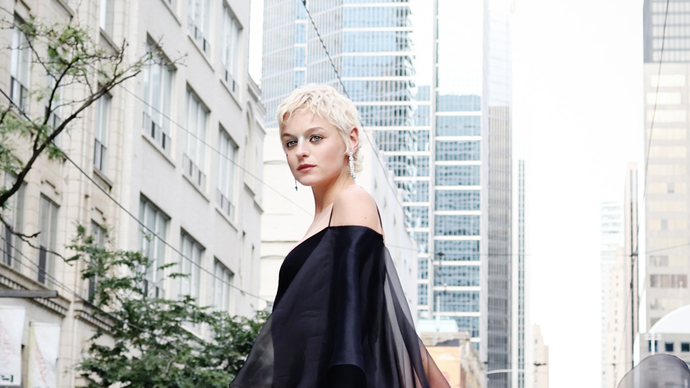 Emma Corrin vertelt openhartig over diens rode loper-stijl