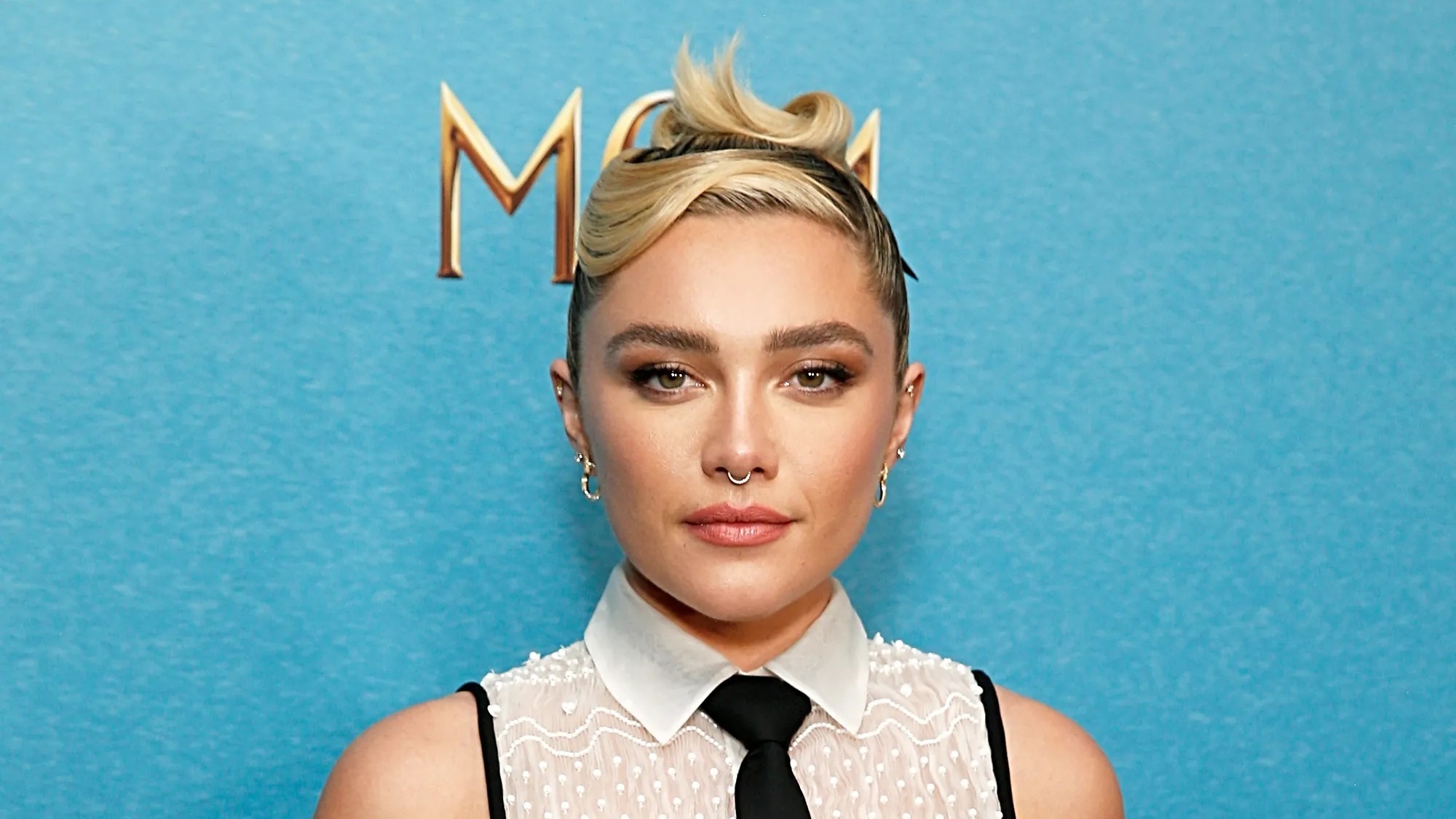 Florence Pugh geeft een sexy draai aan de klassieke stropdas